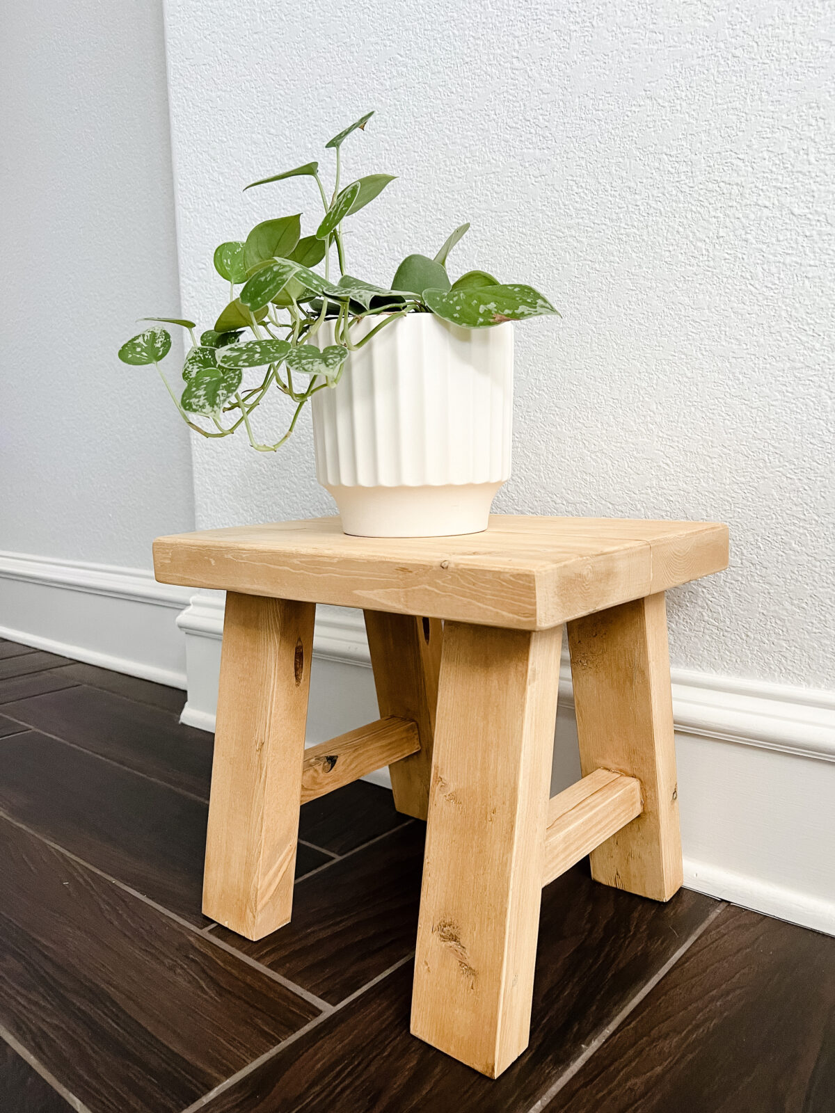 Build a Simple Stool - texasdiymama.com