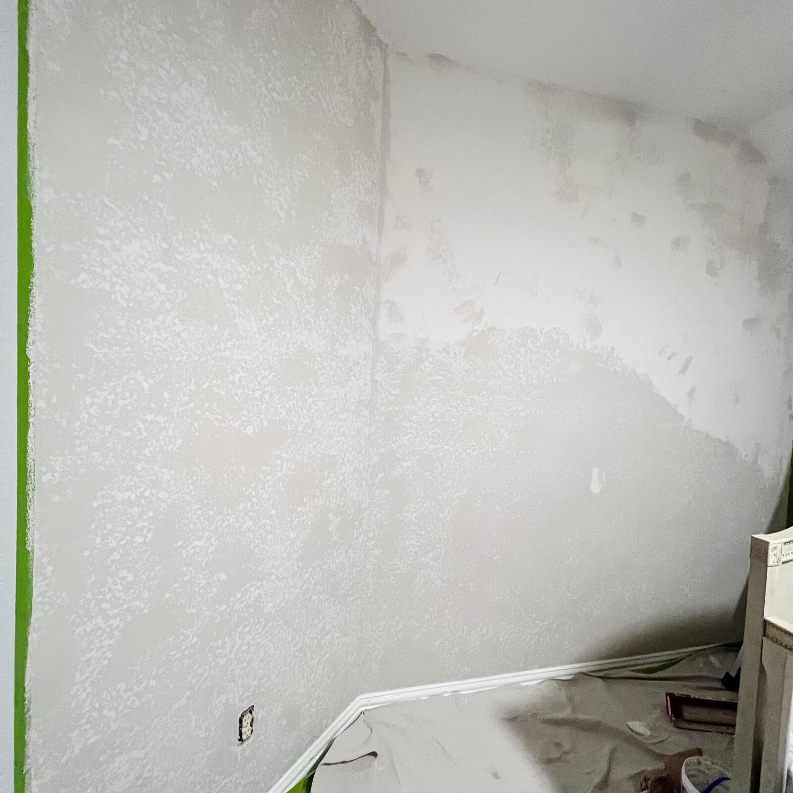 How to Skim Coat a Textured Wall - texasdiymama.com