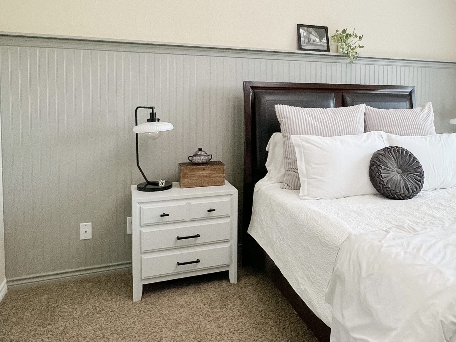How to Create a Beadboard Accent Wall - texasdiymama.com